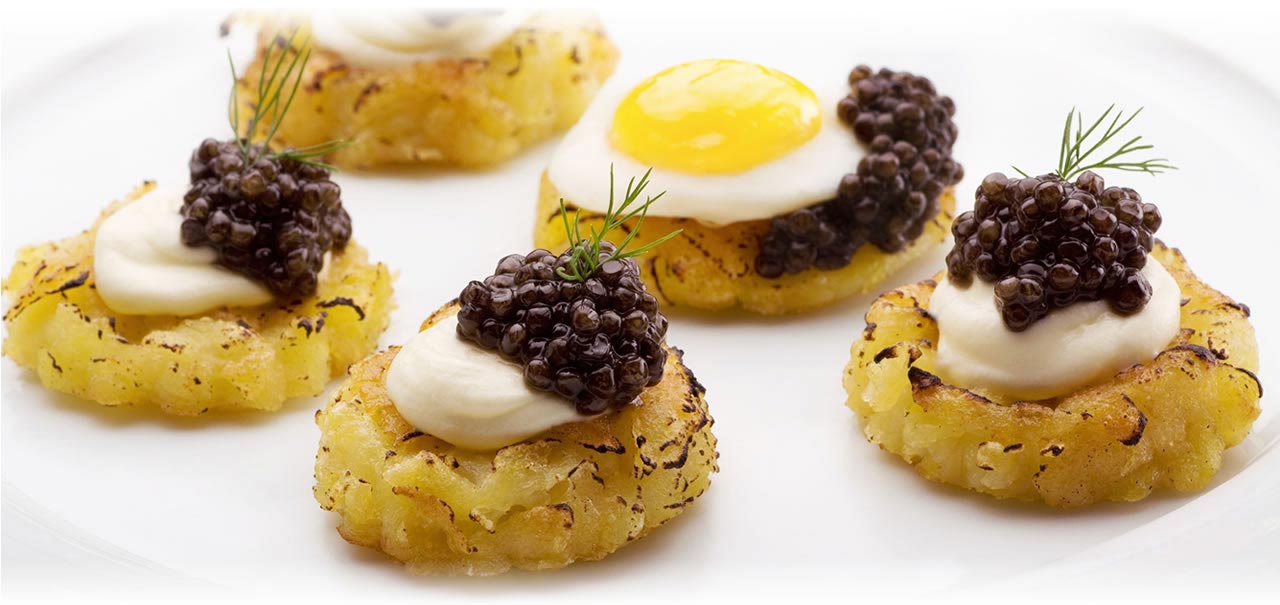 Papas rosti con huevo de codorniz y caviar – Black River Caviar